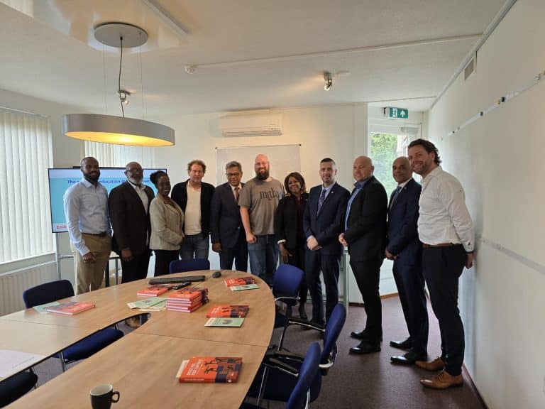 Minister president van Sint Maarten bij Enik - Enik